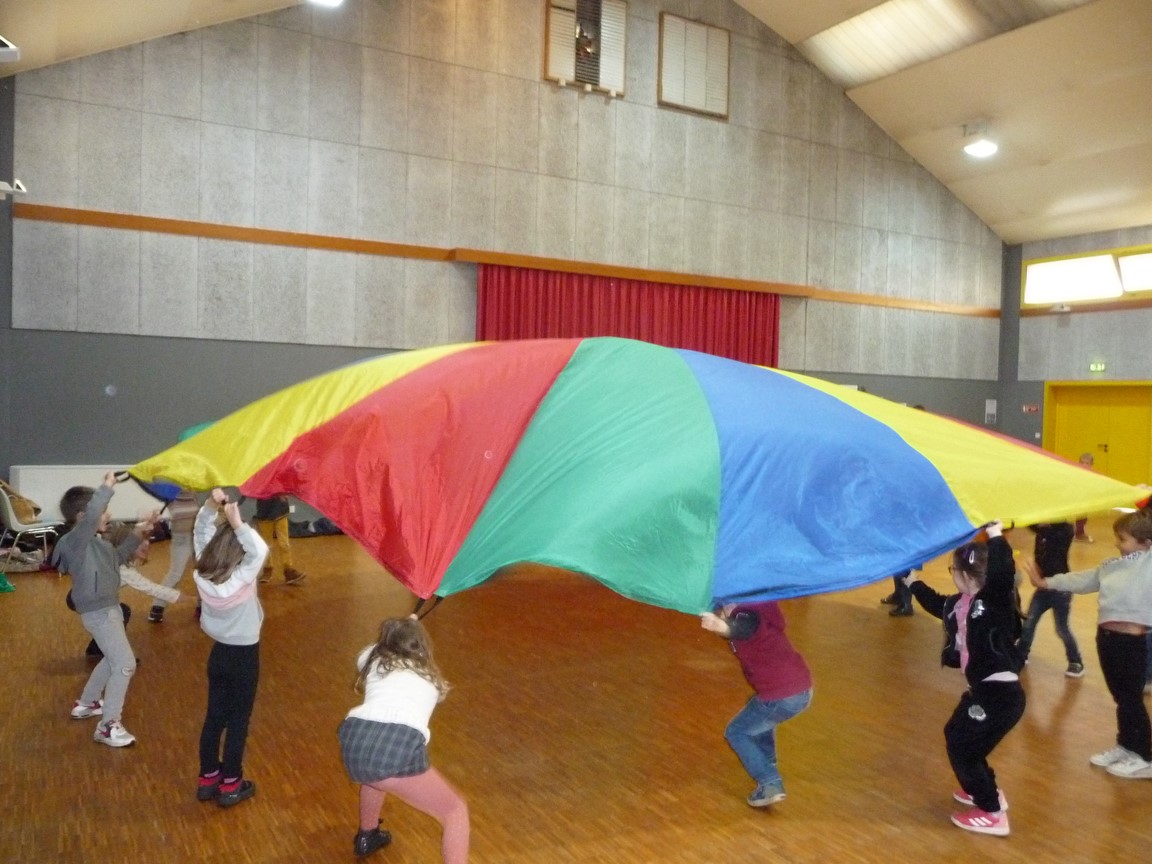 jeu du parachute | Ecole Ste Anne - St Jean Baptiste